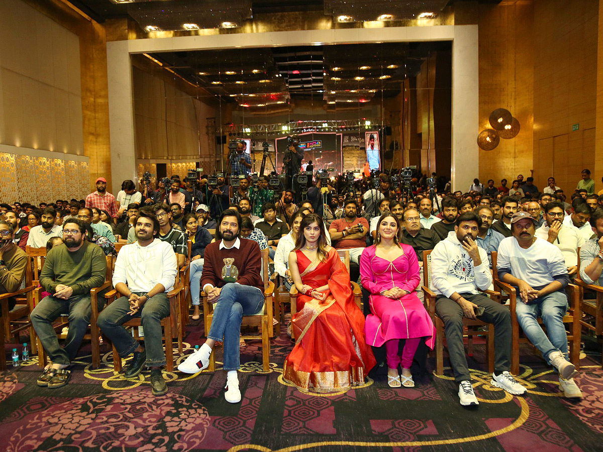 'బచ్చలమల్లి' ప్రీ రిలీజ్ ఈవెంట్‌.. హీరోయిన్ల వైల్డ్ ఫైర్ గ్లామర్ ...