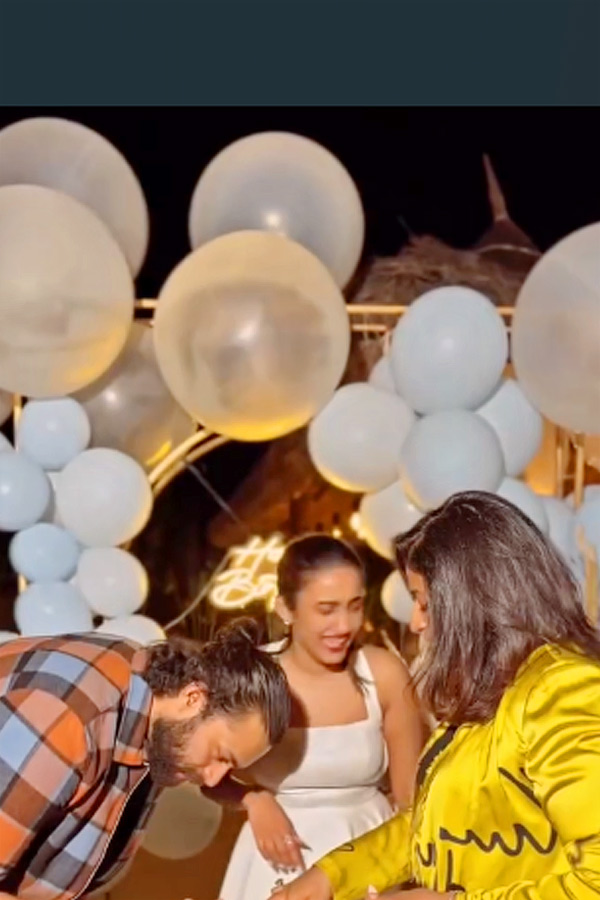 నిహారిక బర్త్‌డే సెలబ్రేషన్స్‌ .. దగ్గరుండి కేక్‌ కట్‌ చేయించిన ...