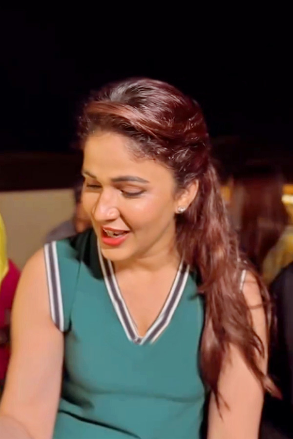 నిహారిక బర్త్‌డే సెలబ్రేషన్స్‌ .. దగ్గరుండి కేక్‌ కట్‌ చేయించిన ...