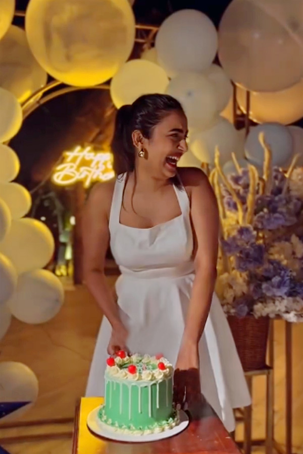 నిహారిక బర్త్‌డే సెలబ్రేషన్స్‌ .. దగ్గరుండి కేక్‌ కట్‌ చేయించిన ...