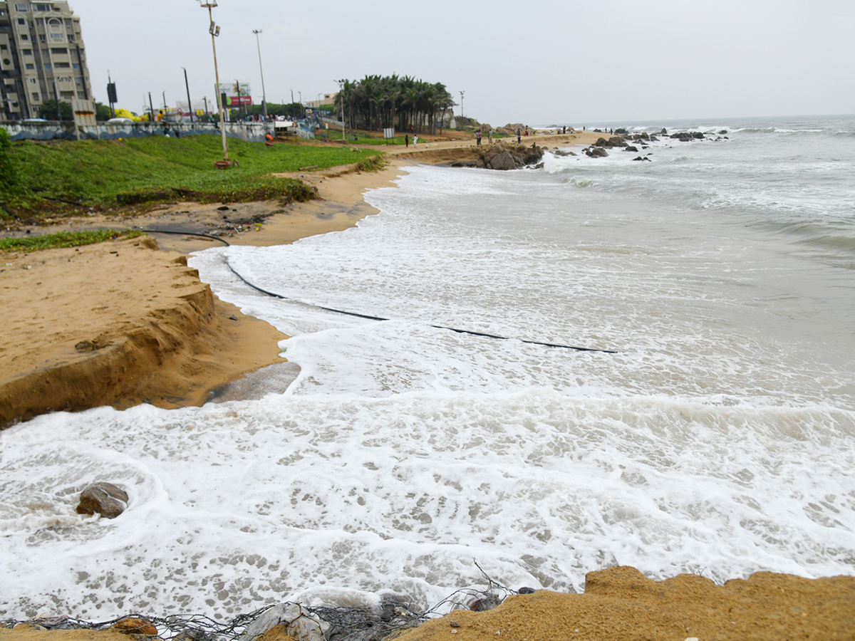 అల్పపీడనం ఎఫెక్ట్‌.. విశాఖ సంద్రం అల్లకల్లోలం (ఫొటోలు) | Heavy Rainfall ...