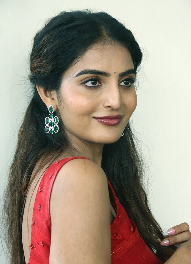 రెడ్ కలర్ శారీలో ఎర్ర గులాబీల మెరిసిపోతున్న అనన్య నాగళ్ల (ఫొటోలు ...