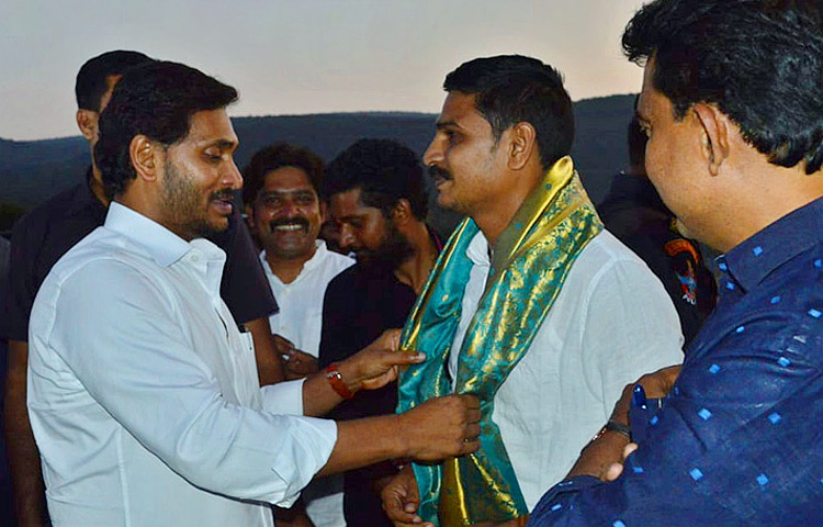 జగనన్నతో మేము (ఫోటోలు) | YS Jagan Birthday Special Photos With Fans ...
