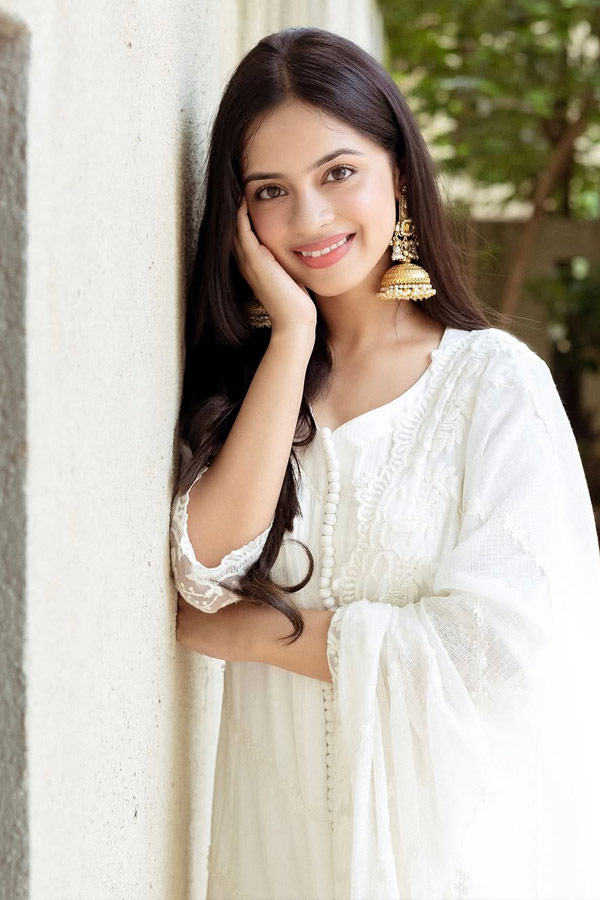 17 ఏళ్ల హీరోయిన్.. తొలి సినిమానే ఆస్కార్ బరిలో.. ఈమెని గుర్తుపట్టారా ...