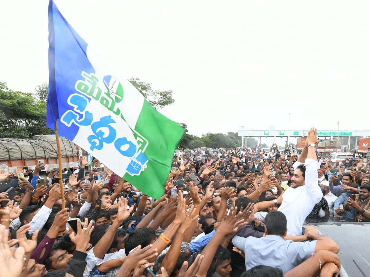 వైఎస్‌ జగన్‌కు నీరా'జనం' (ఫోటోలు) | Huge Crowd Gathered Around Highways ...