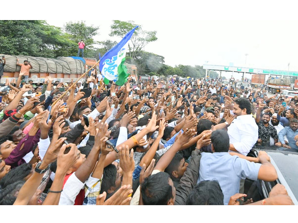 వైఎస్‌ జగన్‌కు నీరా'జనం' (ఫోటోలు) | Huge Crowd Gathered Around Highways ...