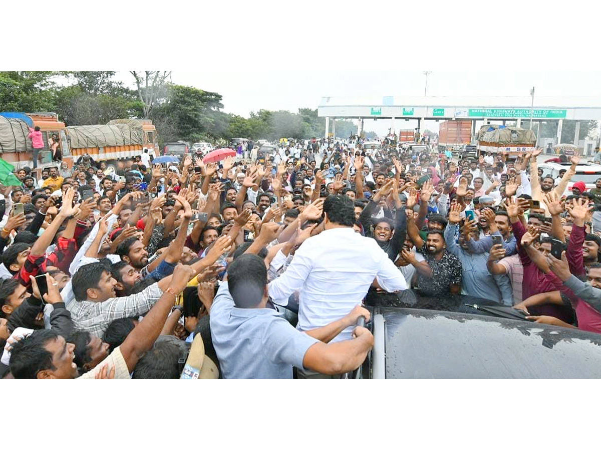వైఎస్‌ జగన్‌కు నీరా'జనం' (ఫోటోలు) | Huge Crowd Gathered Around Highways ...