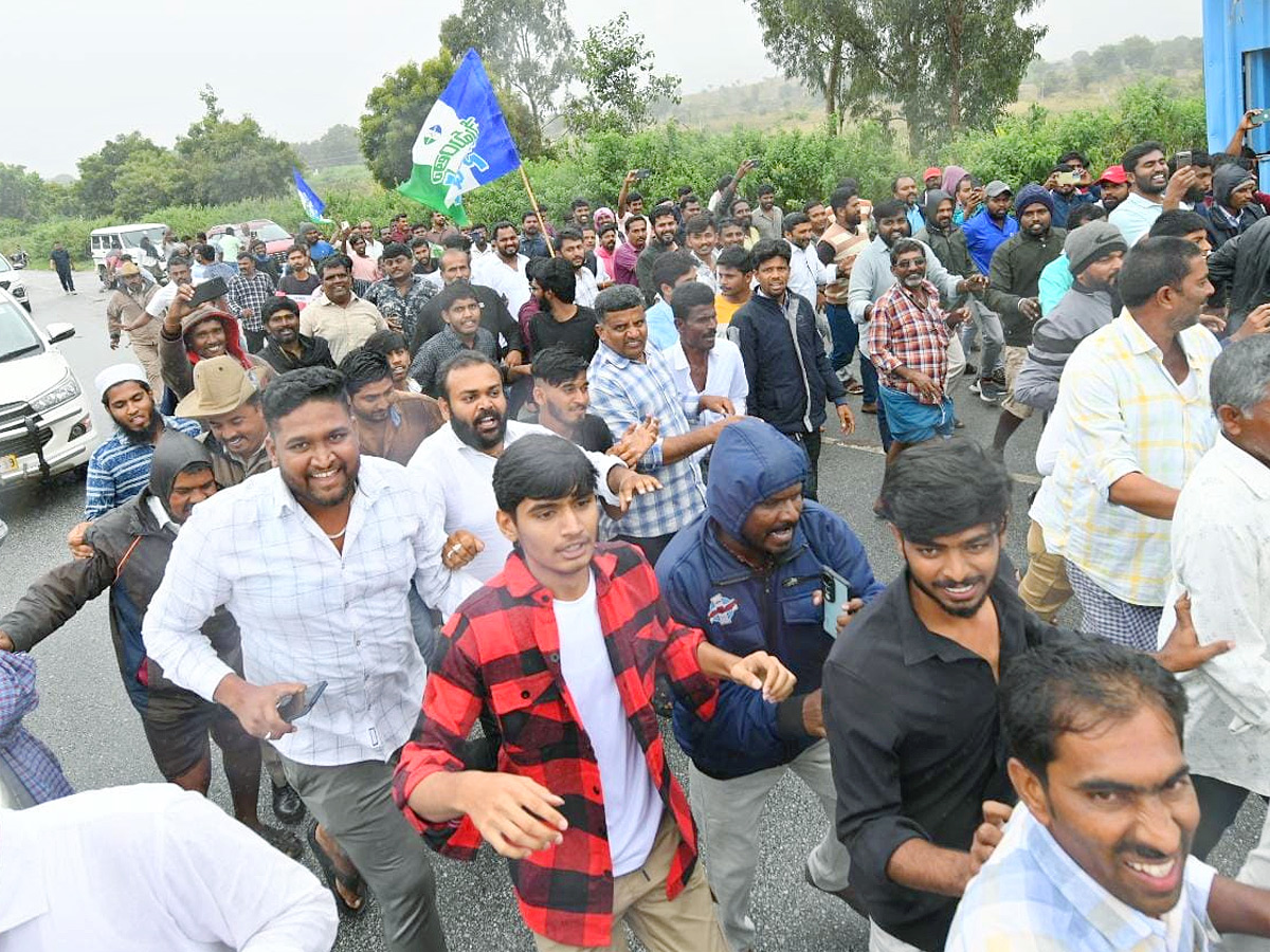వైఎస్‌ జగన్‌కు నీరా'జనం' (ఫోటోలు) | Huge Crowd Gathered Around Highways ...