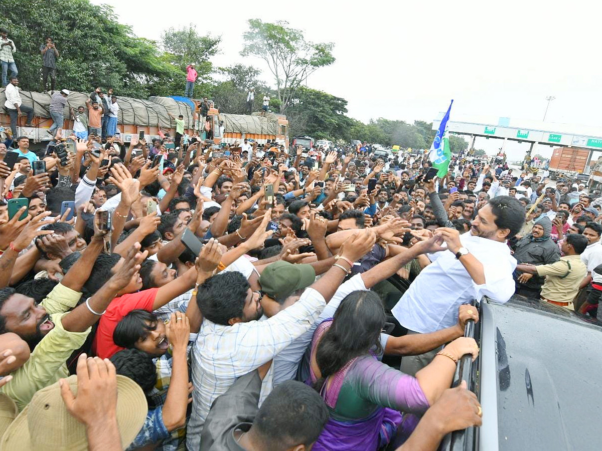 వైఎస్‌ జగన్‌కు నీరా'జనం' (ఫోటోలు) | Huge Crowd Gathered Around Highways ...