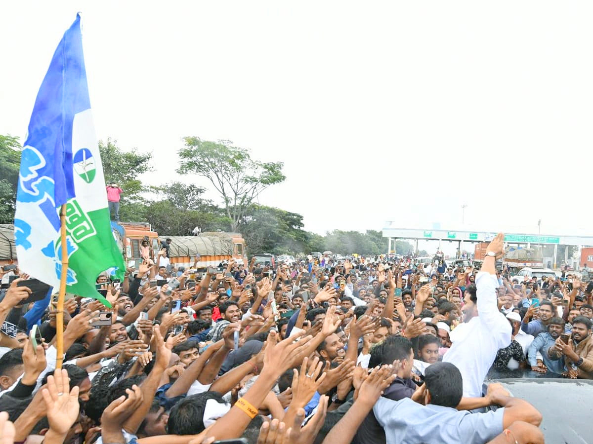వైఎస్‌ జగన్‌కు నీరా'జనం' (ఫోటోలు) | Huge Crowd Gathered Around Highways ...