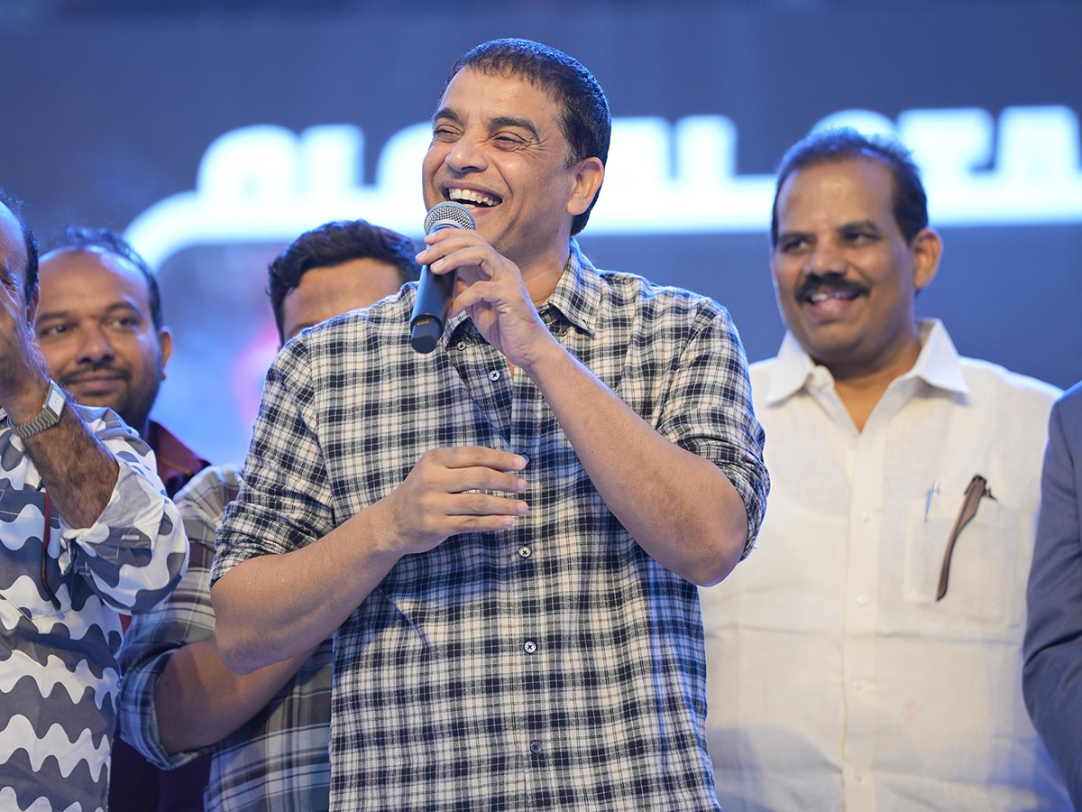 విజయవాడ : 256 అడుగుల రామ్‌చరణ్‌ భారీ కటౌట్‌ (ఫొటోలు) | Ram Charan Game ...