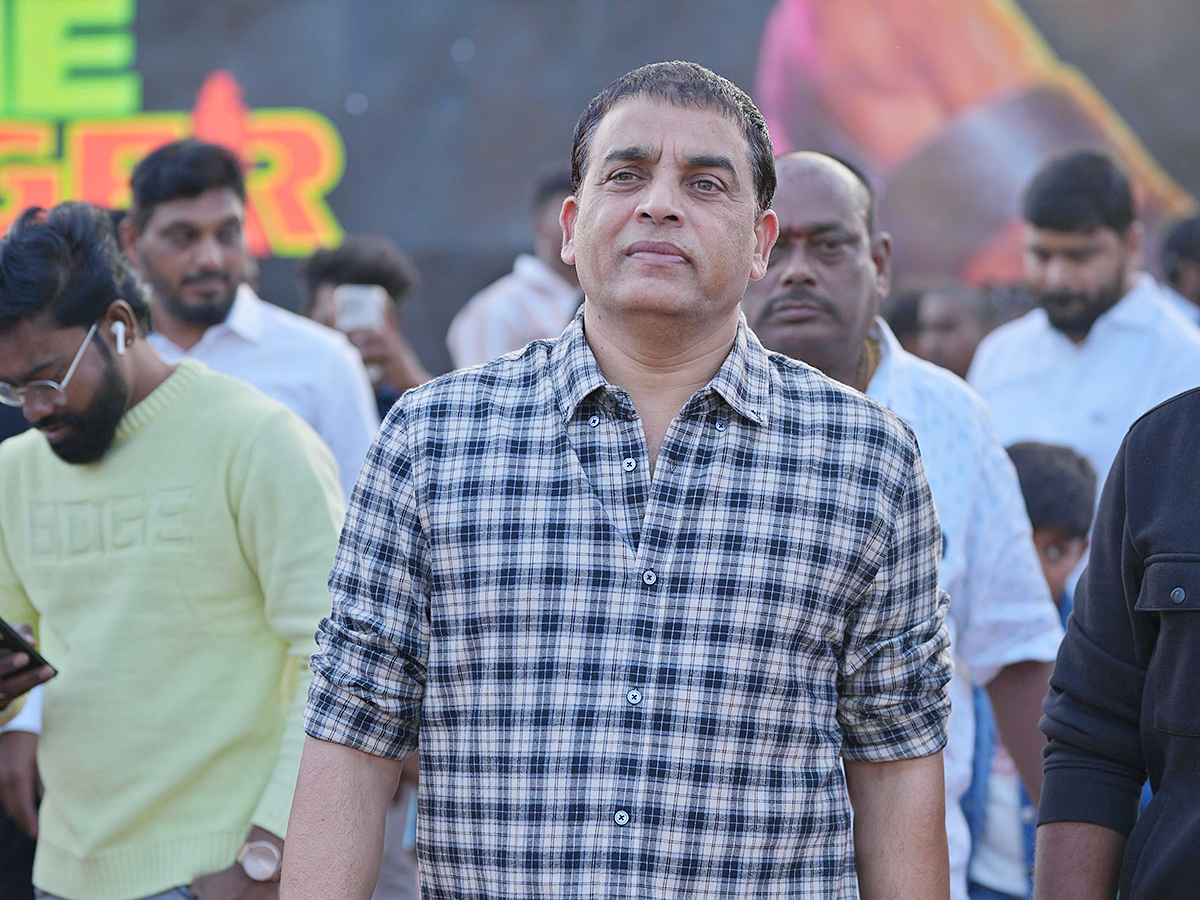 విజయవాడ : 256 అడుగుల రామ్‌చరణ్‌ భారీ కటౌట్‌ (ఫొటోలు) | Ram Charan Game ...
