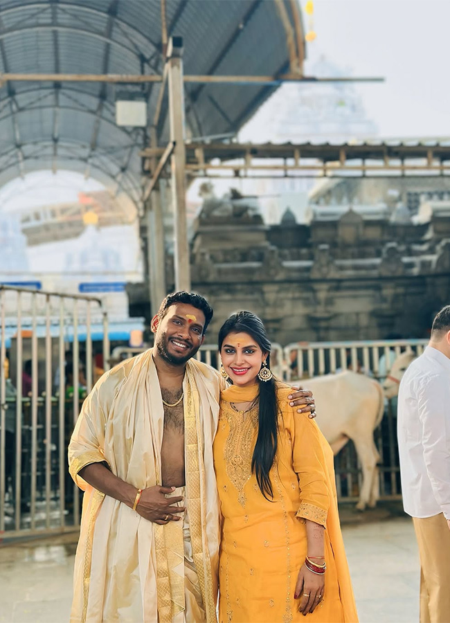 Soniya Akula-Yash: వేములవాడ రాజన్నను దర్శించుకున్న కొత్త జంట (ఫోటోలు ...