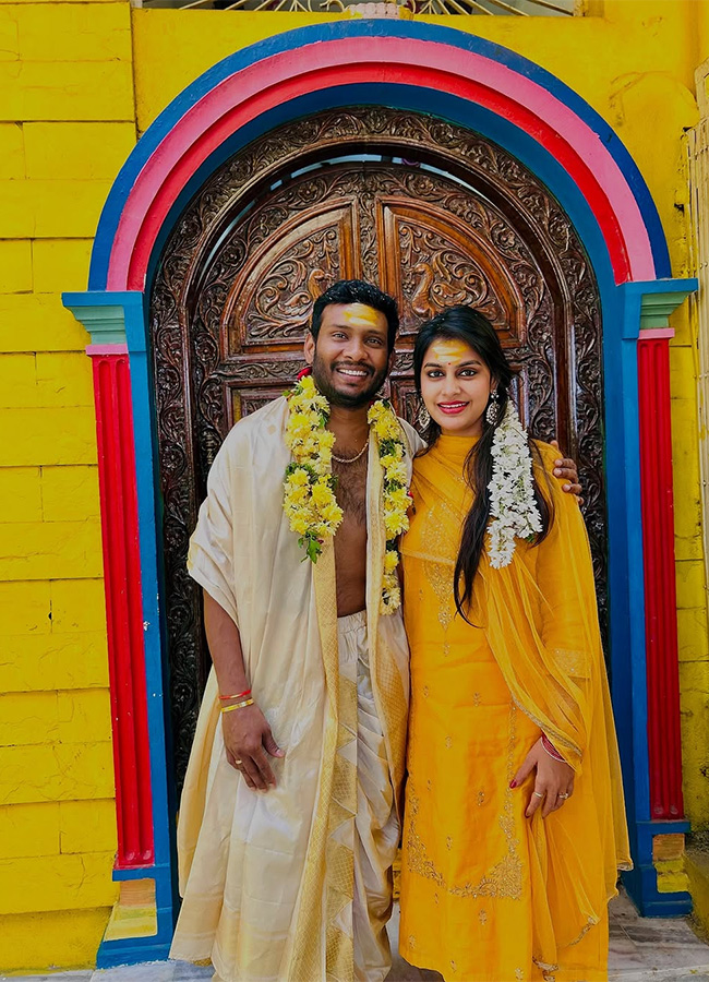 Soniya Akula-Yash: వేములవాడ రాజన్నను దర్శించుకున్న కొత్త జంట (ఫోటోలు ...