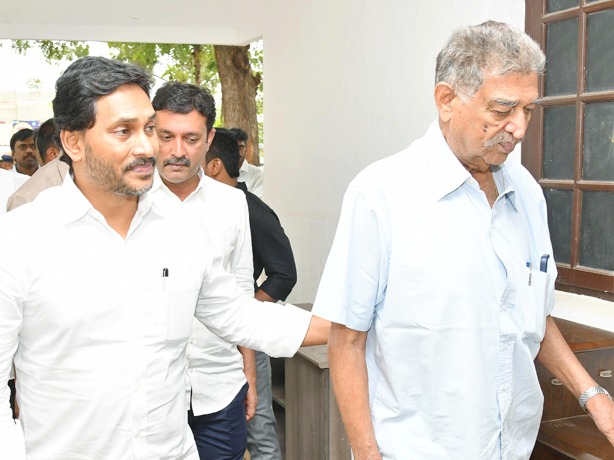 పులివెందులలో వైఎస్‌ జగన్‌ (ఫొటోలు) | YS Jagan Pays Tribute To His ...