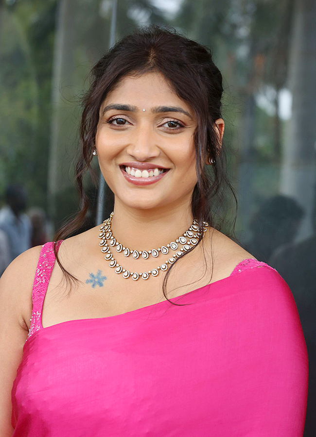పింక్ కలర్ శారీలో హీరోయిన్ ప్రియా వడ్లమాని క్యూట్ లుక్స్ (ఫొటోలు ...