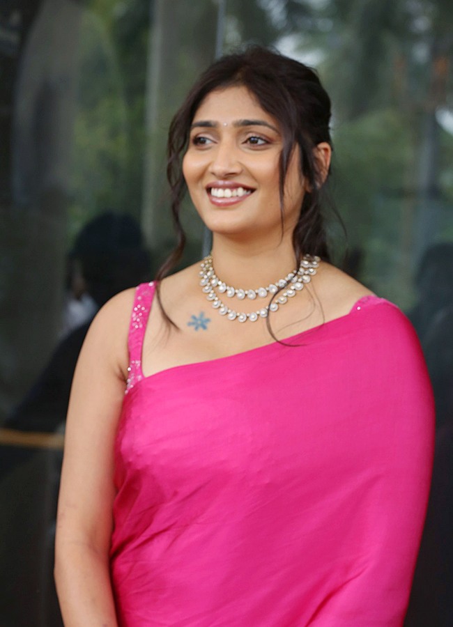 పింక్ కలర్ శారీలో హీరోయిన్ ప్రియా వడ్లమాని క్యూట్ లుక్స్ (ఫొటోలు ...