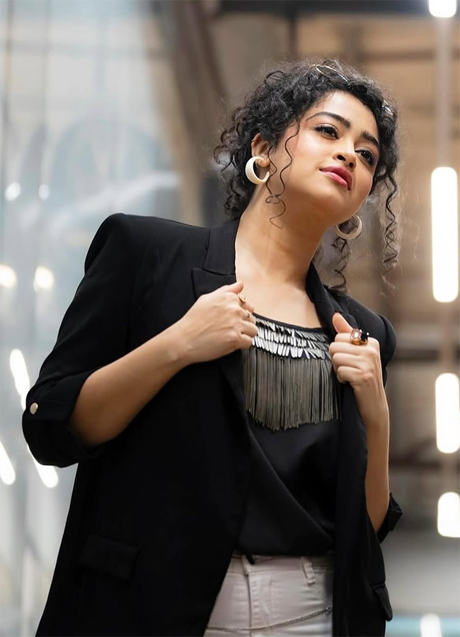 న్యూ ఇయర్‌ ఔట్‌ఫిట్‌లో గ్లామర్‌ బ్యూటీ 'అప్సర రాణి' (ఫోటోలు) | Actress ...