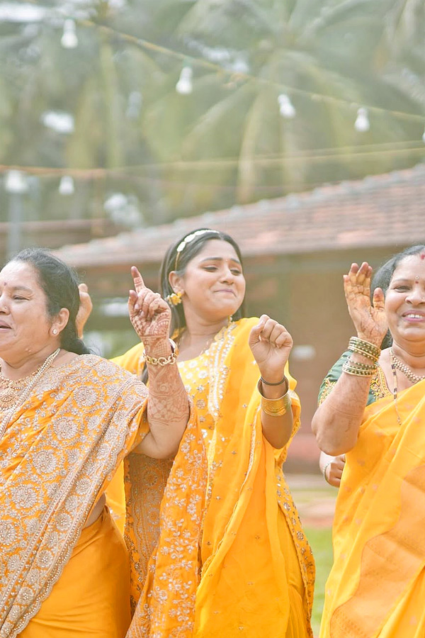 Pavithra B Naik: హల్దీ ఫంక్షన్‌లో సీరియల్‌ నటి జోరు (ఫోటోలు) | Nuvvu ...