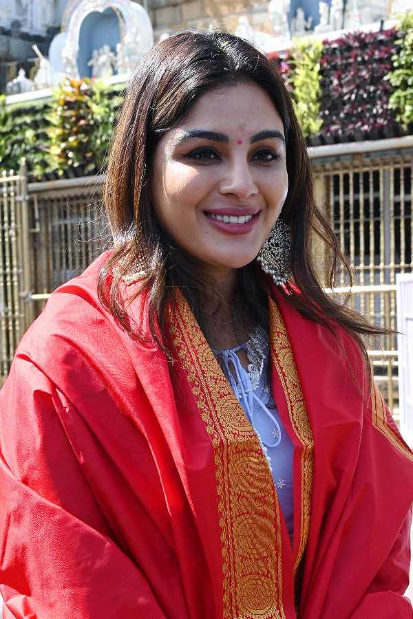 తిరుమలలో సినీ ప్రముఖుల సందడి (ఫోటోలు) | Samyuktha Menon, SS Thaman ...