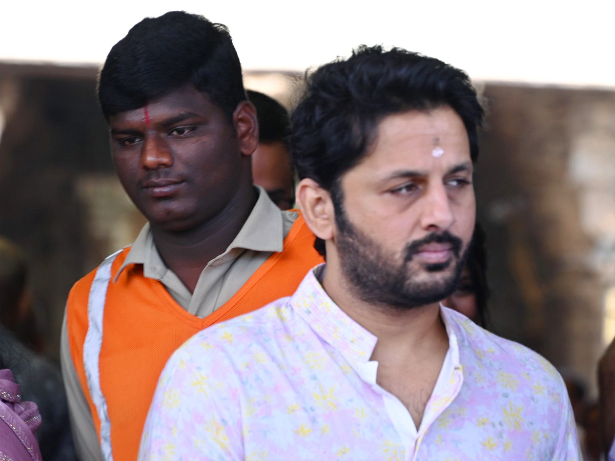 భార్య, కుమారుడితో కలిసి తిరుమల శ్రీవారిని దర్శించుకున్న నితిన్‌ (ఫోటోలు ...