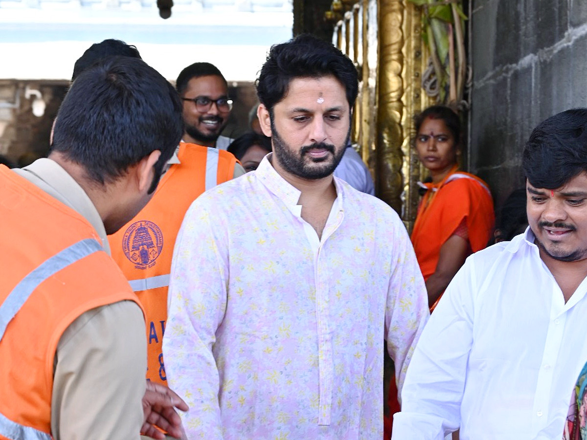 భార్య, కుమారుడితో కలిసి తిరుమల శ్రీవారిని దర్శించుకున్న నితిన్‌ (ఫోటోలు ...