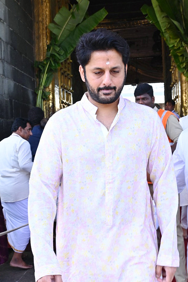 భార్య, కుమారుడితో కలిసి తిరుమల శ్రీవారిని దర్శించుకున్న నితిన్‌ (ఫోటోలు ...