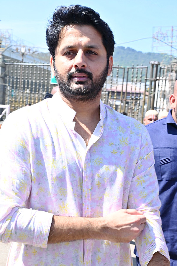 భార్య, కుమారుడితో కలిసి తిరుమల శ్రీవారిని దర్శించుకున్న నితిన్‌ (ఫోటోలు ...