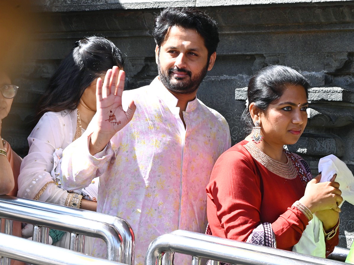 భార్య, కుమారుడితో కలిసి తిరుమల శ్రీవారిని దర్శించుకున్న నితిన్‌ (ఫోటోలు ...