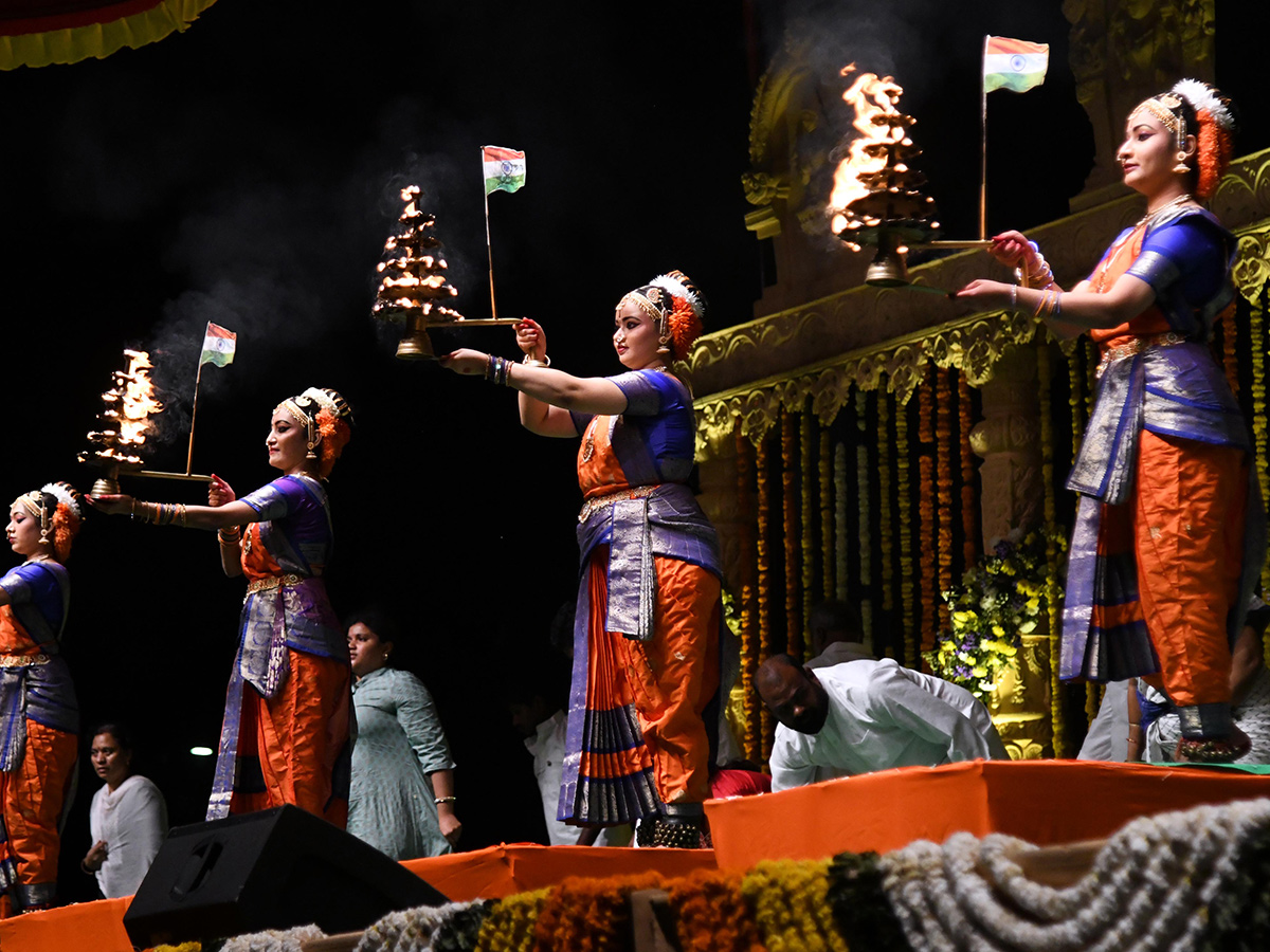 హుస్సేన్‌ సాగర్‌ తీరంలో ఘనంగా భారతమాతకు మహా హారతి (ఫొటోలు) | Maha Aarti ...