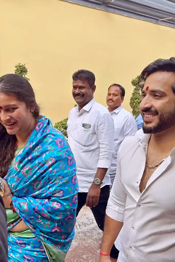 విజయవాడ కనకదుర్గమ్మను దర్శించుకున్న రేణూ దేశాయ్‌, యాంకర్‌ రవి (ఫోటోలు ...