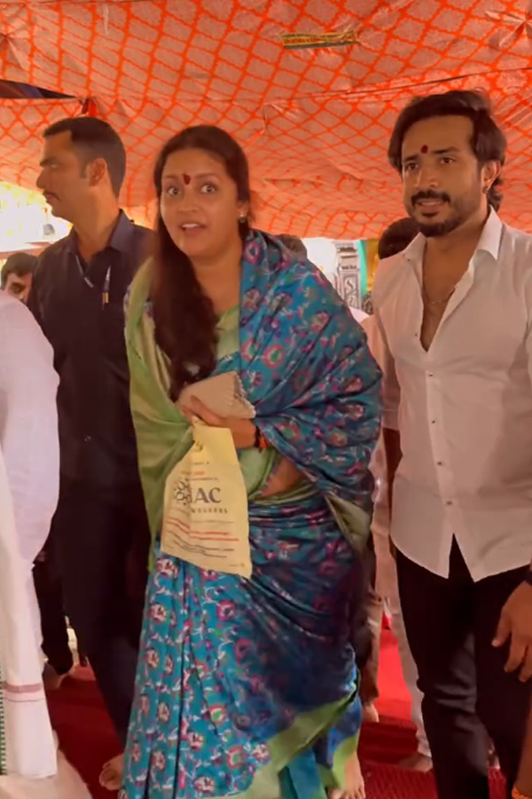 విజయవాడ కనకదుర్గమ్మను దర్శించుకున్న రేణూ దేశాయ్‌, యాంకర్‌ రవి (ఫోటోలు ...