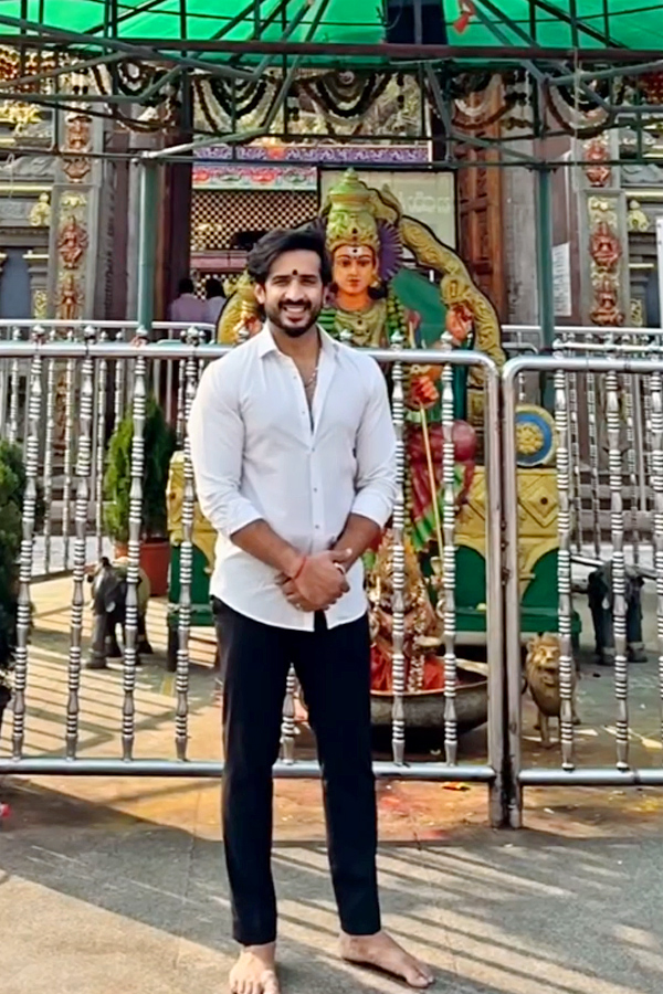 విజయవాడ కనకదుర్గమ్మను దర్శించుకున్న రేణూ దేశాయ్‌, యాంకర్‌ రవి (ఫోటోలు ...