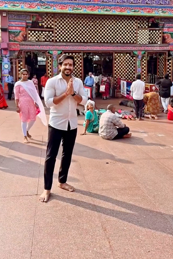 విజయవాడ కనకదుర్గమ్మను దర్శించుకున్న రేణూ దేశాయ్‌, యాంకర్‌ రవి (ఫోటోలు ...