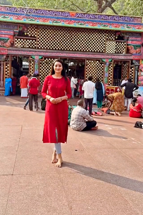 విజయవాడ కనకదుర్గమ్మను దర్శించుకున్న రేణూ దేశాయ్‌, యాంకర్‌ రవి (ఫోటోలు ...