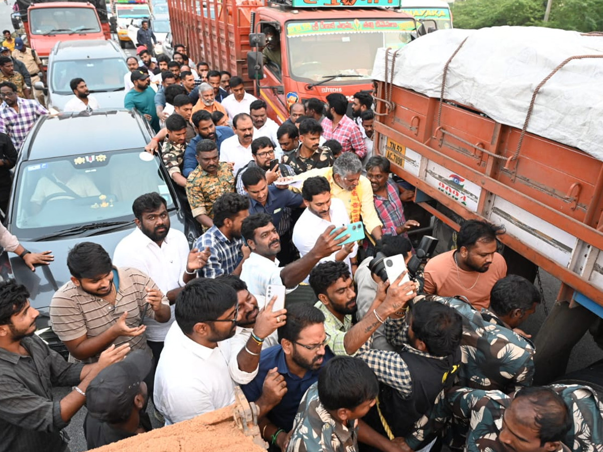 వైఎస్‌ జగన్‌ కాన్వాయ్‌ అడ్డగింత (ఫోటోలు) | Police Stopped YS Jagan ...