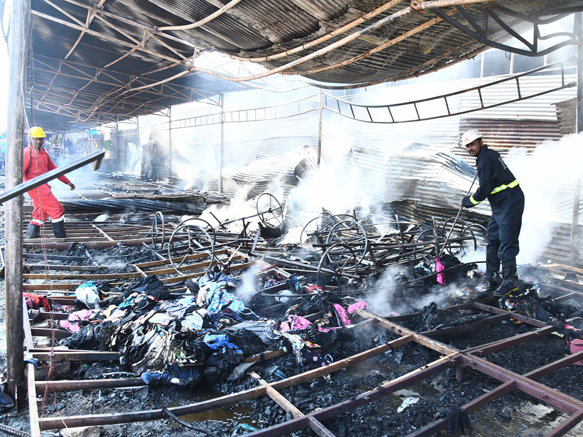 విజయవాడ జలకన్య ఎగ్జిబిషన్‌లో భారీ అగ్నిప్రమాదం (ఫొటోలు) | Massive Fire ...