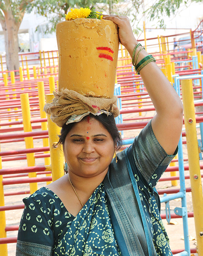 వైభవంగా మినీ మేడారం జాతర..పోటెత్తిన భక్తులు (ఫొటోలు) | Massive Crowd At ...