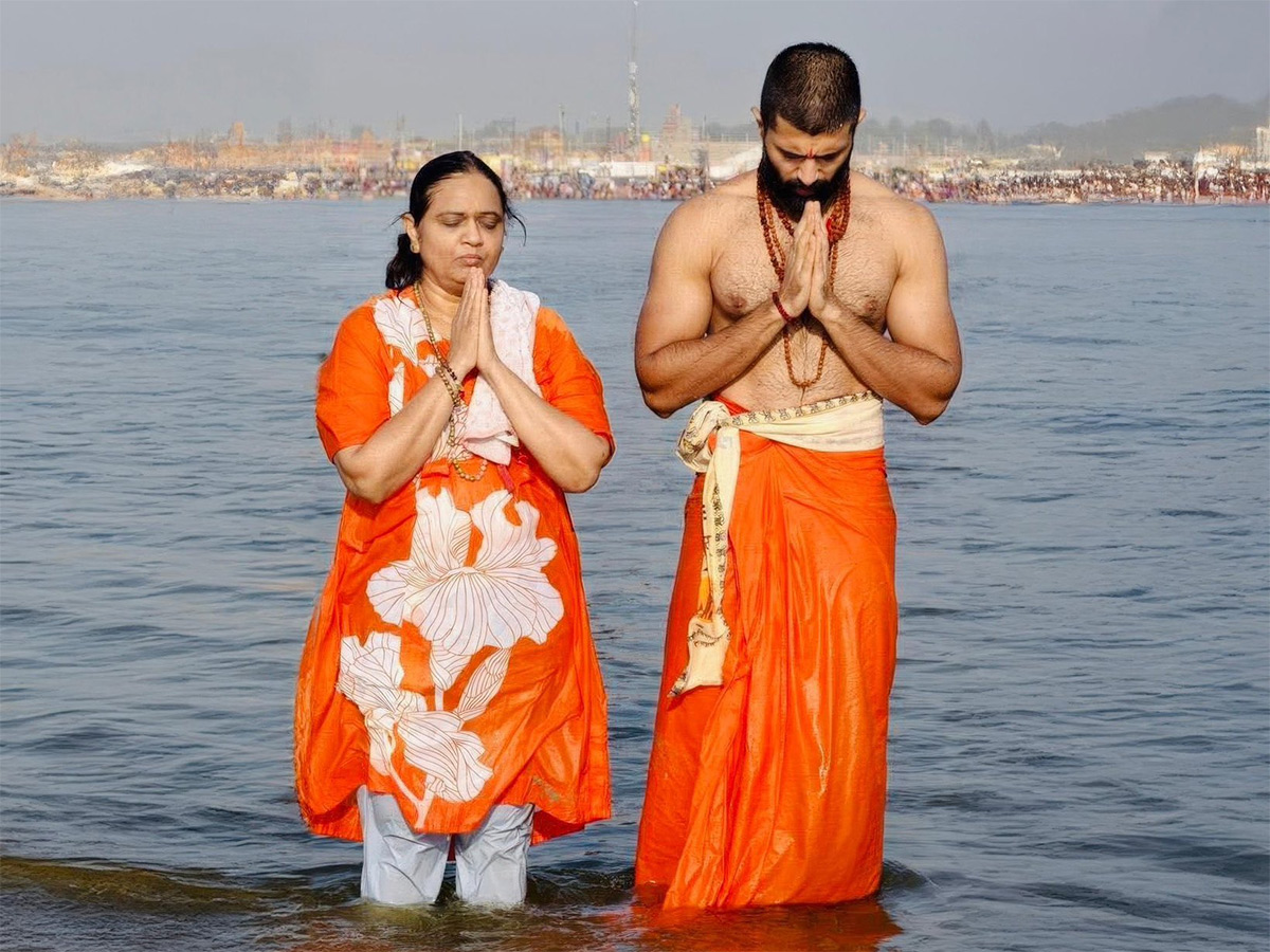 కుంభమేళాకు వెళ్లిన హీరో విజయ్‌ దేవరకొండ ఫొటోలు వైరల్‌ | Vijay ...