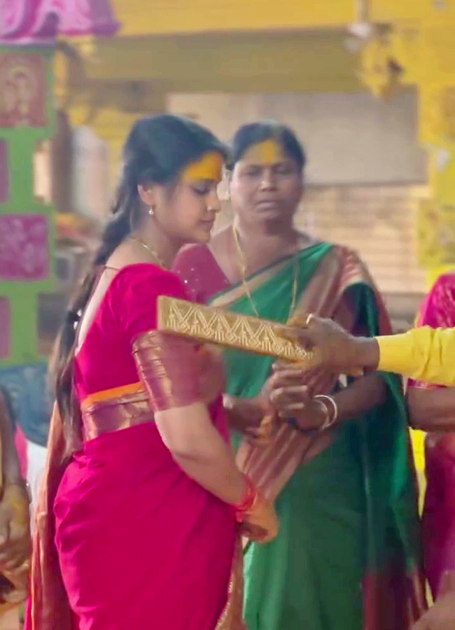 మల్లన్న పట్నం వేసి బోనం చేసిన సోనియా ఆకుల (ఫోటోలు) | BB8 Soniya And ...