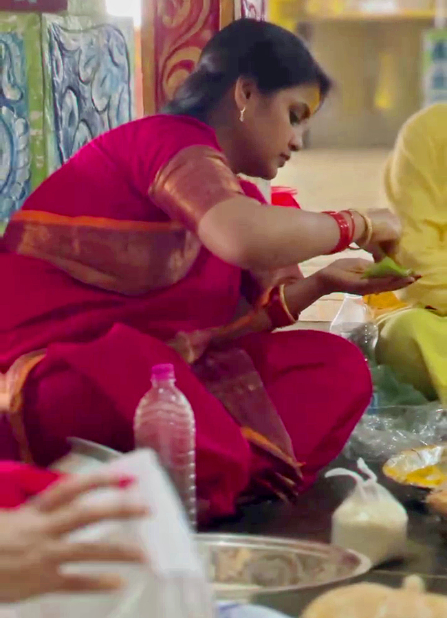 మల్లన్న పట్నం వేసి బోనం చేసిన సోనియా ఆకుల (ఫోటోలు) | BB8 Soniya And ...