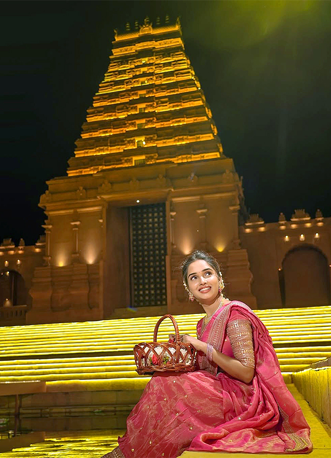 హాఫ్‌ శారీకే అందం తెచ్చిన ‘బుజ్జితల్లి’ (ఫొటోలు) | Panasa Prathyusha ...