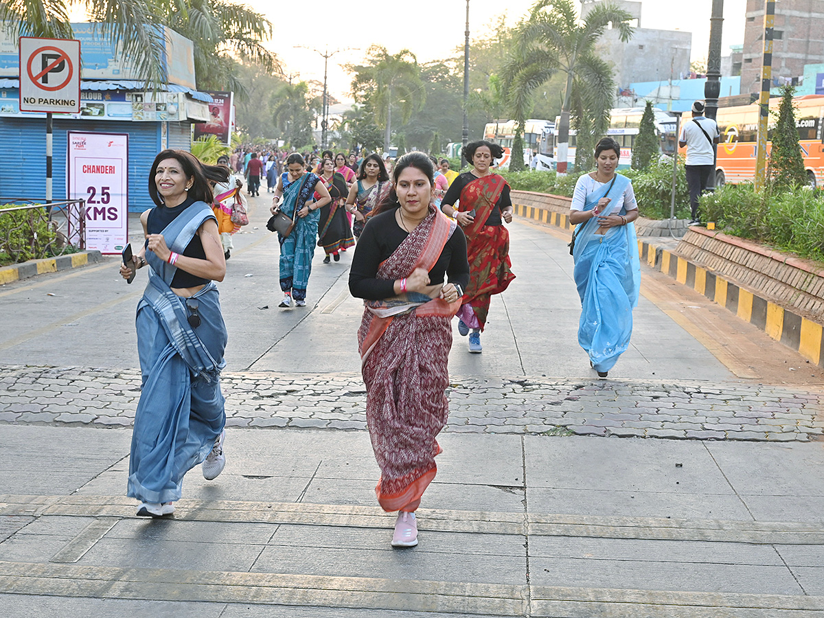 ట్యాంక్‌ బండ్‌ వేదికగా : చీర కట్టి..పరుగు పెట్టి.. (ఫోటోలు) | Taneira ...
