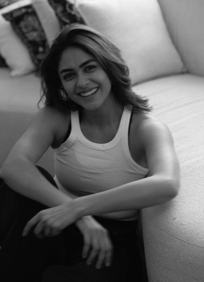 సింపుల్‌ లుక్‌లో మృణాల్‌ ఠాకూర్‌ (ఫోటోలు) | Actress Mrunal Thakur Cute ...