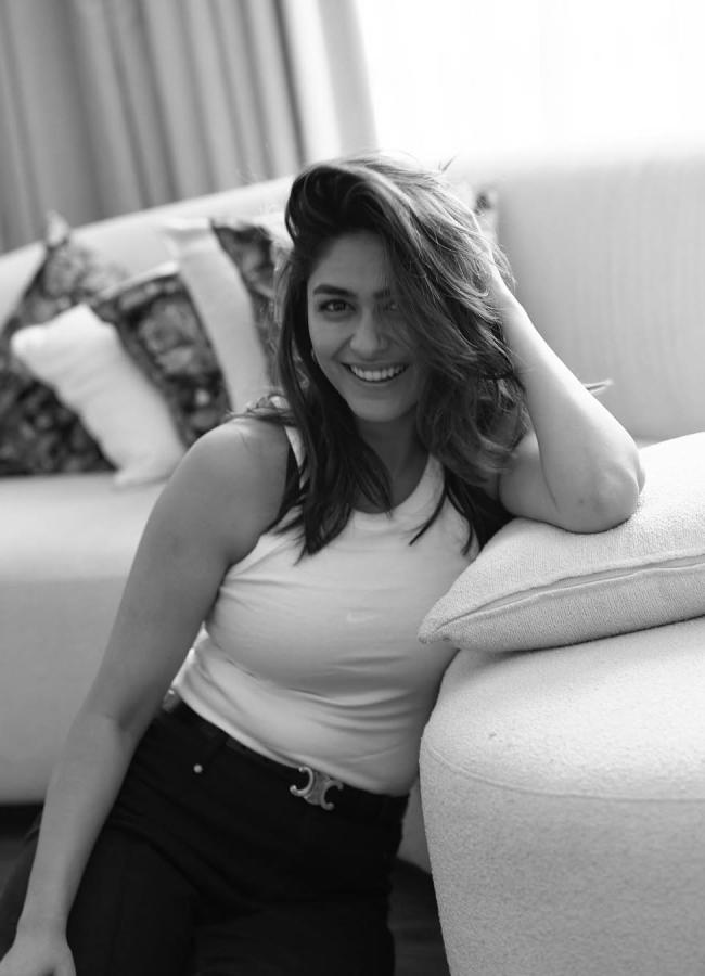 సింపుల్‌ లుక్‌లో మృణాల్‌ ఠాకూర్‌ (ఫోటోలు) | Actress Mrunal Thakur Cute ...