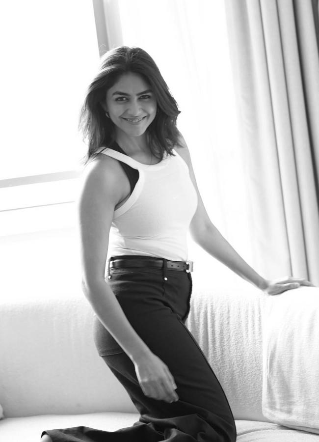 సింపుల్‌ లుక్‌లో మృణాల్‌ ఠాకూర్‌ (ఫోటోలు) | Actress Mrunal Thakur Cute ...