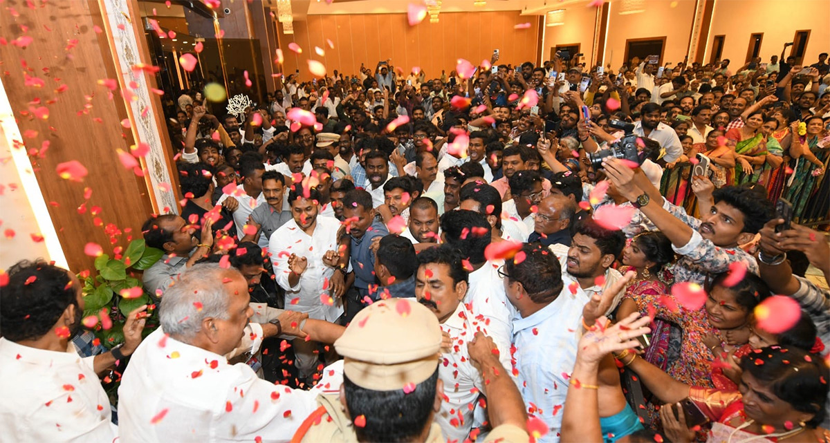 వివాహ వేడుకకు వైఎస్ జగన్‌.. పోటెత్తిన అభిమాన సంద్రం | YS Jagan Attends ...