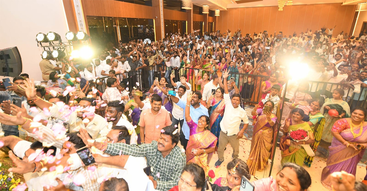 వివాహ వేడుకకు వైఎస్ జగన్‌.. పోటెత్తిన అభిమాన సంద్రం | YS Jagan Attends ...