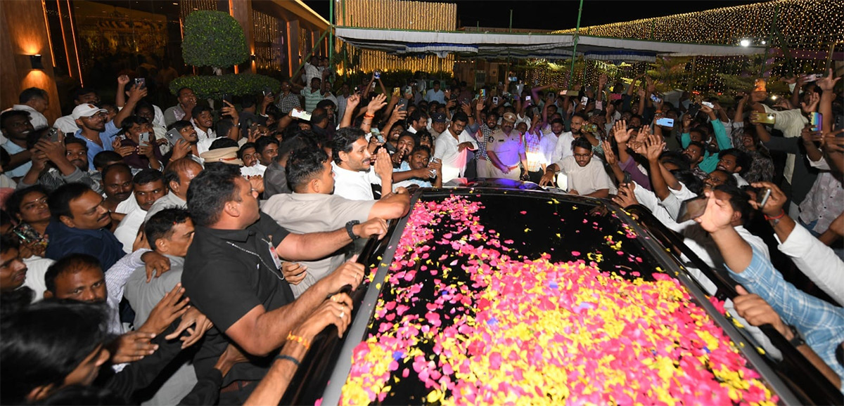 వివాహ వేడుకకు వైఎస్ జగన్‌.. పోటెత్తిన అభిమాన సంద్రం | YS Jagan Attends ...