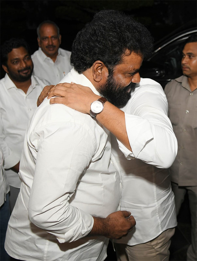 వివాహ వేడుకకు వైఎస్ జగన్‌.. పోటెత్తిన అభిమాన సంద్రం | YS Jagan Attends ...